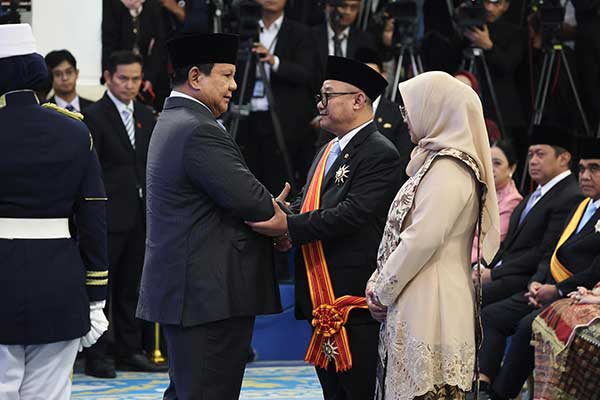 Presiden Sematkan Bintang Mahaputera Utama ke Mendikdasmen | Harian Bhirawa