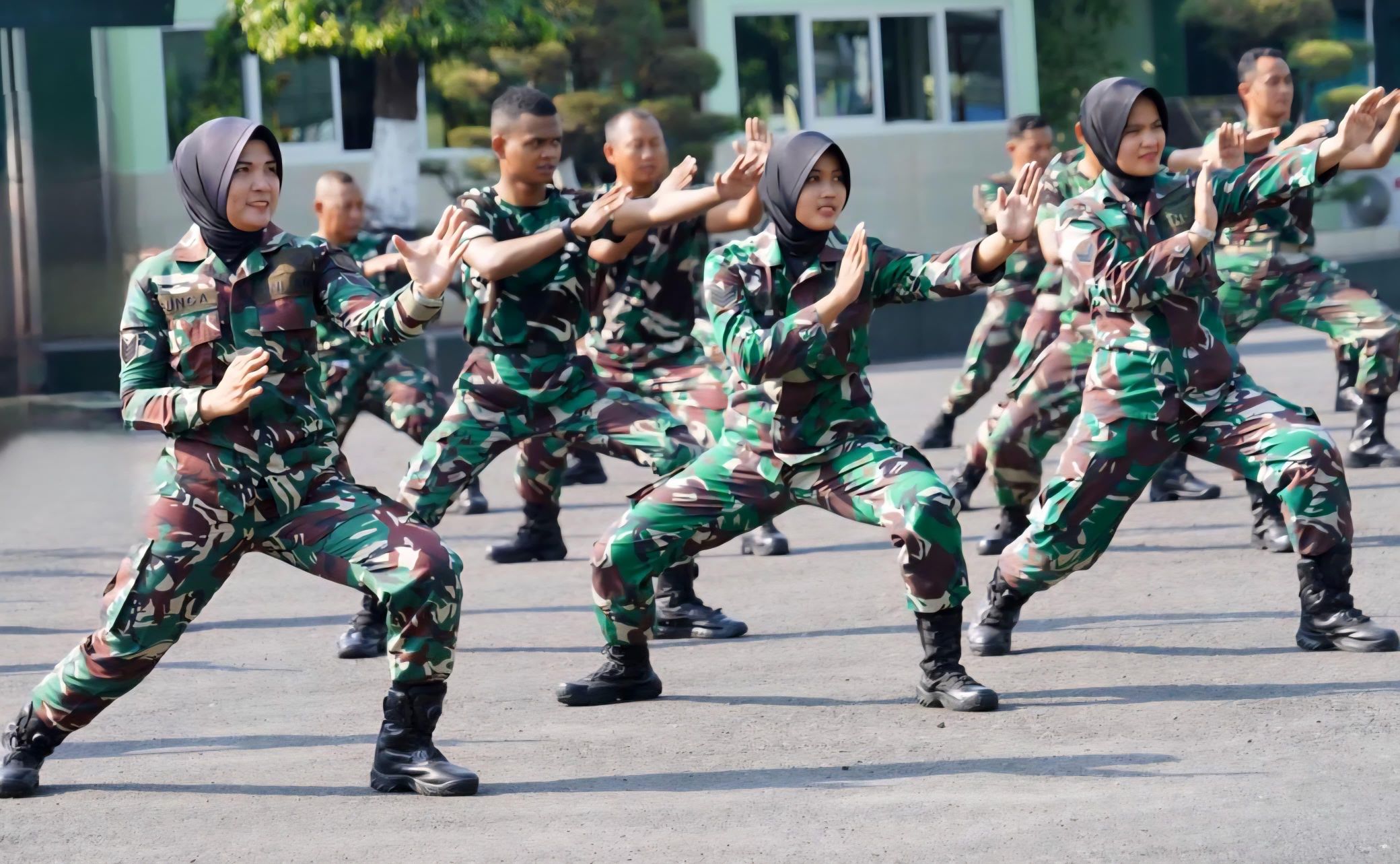 Pencak Silat Militer Warnai Upacara Bendera Korem 084//Bhaskara Jaya ...